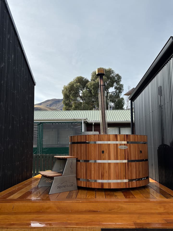 Luxury Alpine Escape W/ Hot Tub & Views - Glenorchy