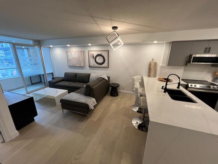 Luxury In The Heart Of Downtown 2 Bed+2 Bath - Toronto