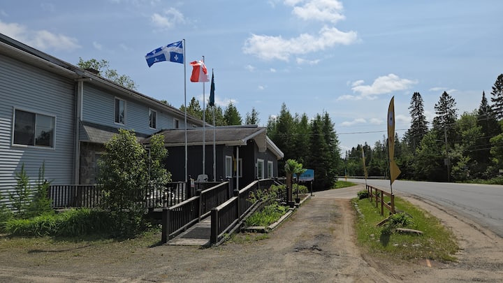Spacious Retreat: Groups Getaway (6 - 12 Guests) - Saint-Hippolyte
