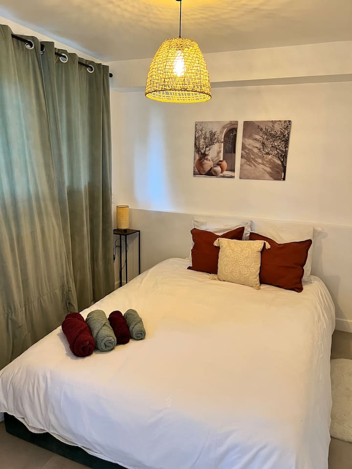 Nid Douillet Entre Paris Et Cdg - Livry-Gargan