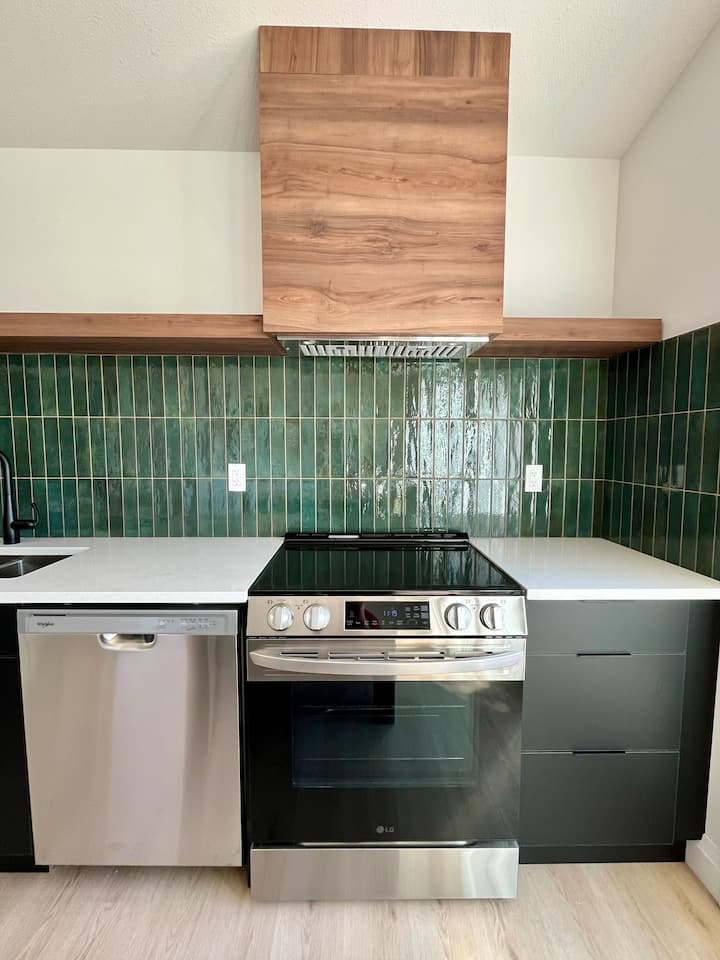 Mid-century Modern Home On Whyte Ave. / Uofa - Edmonton