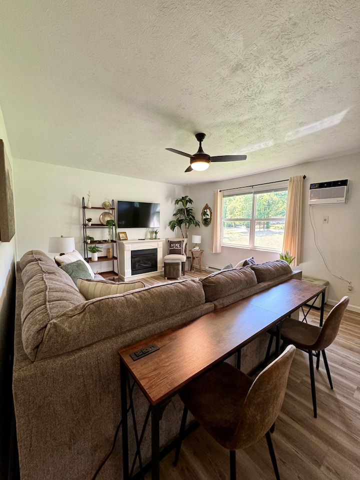 King Bed | Pet Friendly Watts Bar No Chore Stay - Kingston, TN