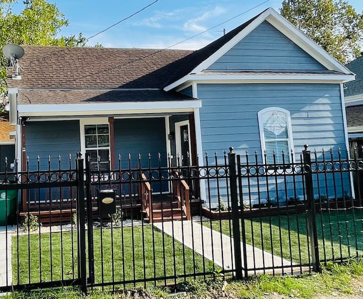 3 Bedroom, Houston Downtown - Houston, TX