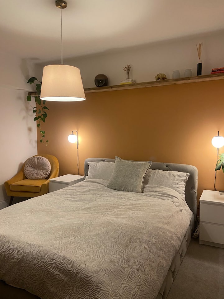 Elegant Room In Centrally Located Edwardian House - Altrincham