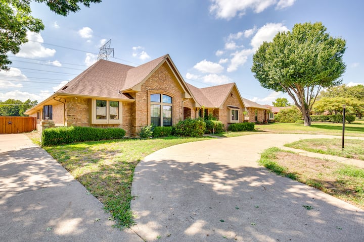 Charming Texas Escape, Near Cedar Hill State Park! - Cedar Hill, TX