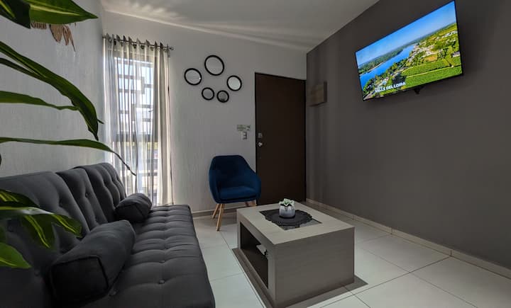 Casa Fraacc. Privado Con A/c Y Estac. A Mts Cusur. - Ciudad Guzmán