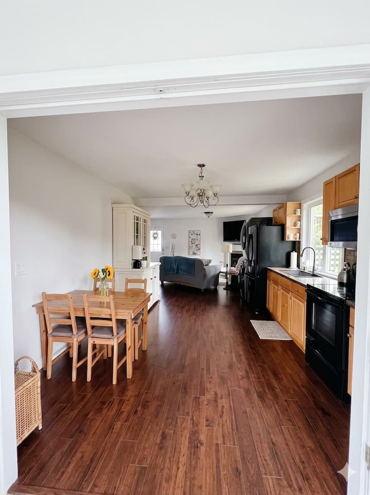 Guest Suite In Desirable Salmon River Area. - Aldergrove