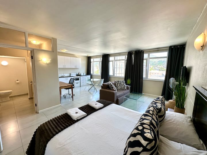 Modern Central City Apartment With View & Washer - Cape Town