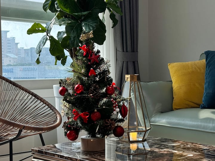 [은하수디앤엠] [찬연넷] 8인/단체숙소/고급침구/고층신축/유성온천역3분/방3화장실2 - Daejeon