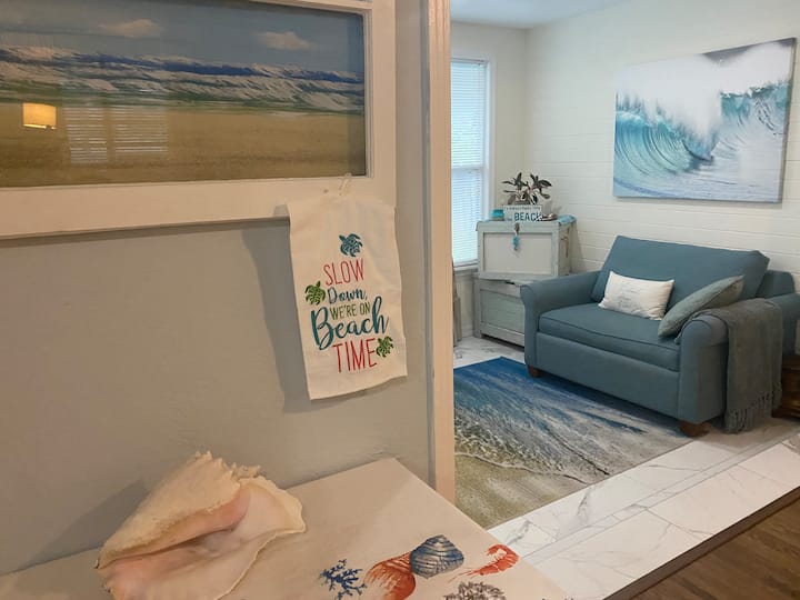 Cozy Beach Cottage - Daytona Beach, FL