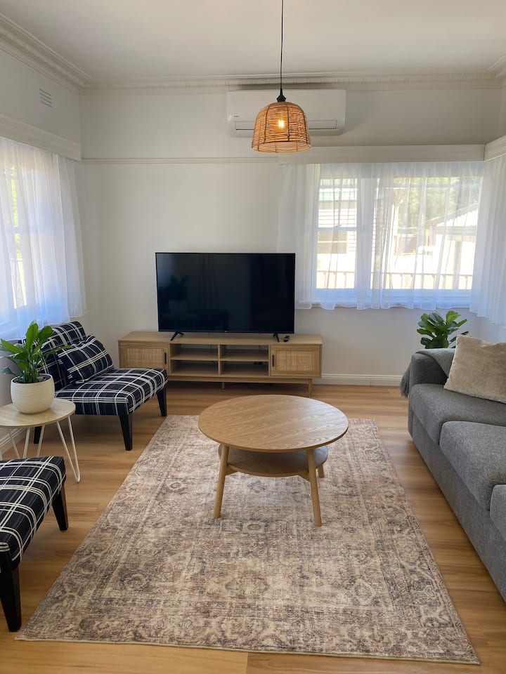 Three Bedroom Home In Golden Square - Bendigo