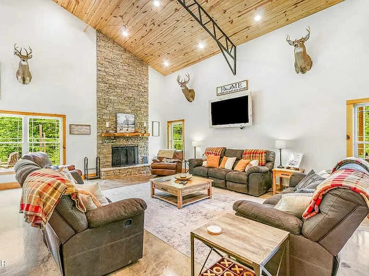 Mountain Barndominium Retreat With Pickleball - Tennessee