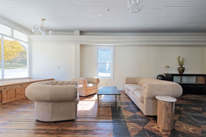 Unique Gathering Space For Bachelorettes + Friends - Watkins Glen