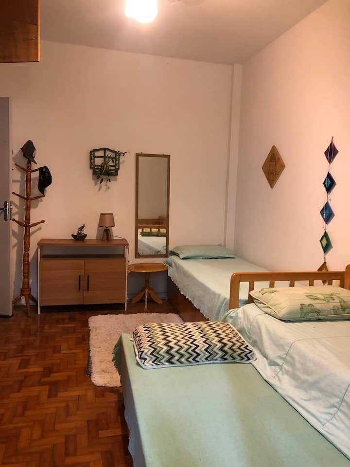 Quarto P/ Até 3 Pessoas, Com Varanda -Pitangueiras - Guarujá