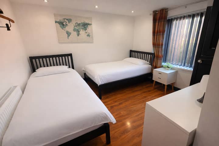 Twin Single Bed En-suite - Stoke-on-Trent