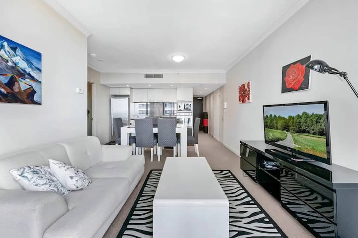 Sunny Spacious One Bedder In Center St Leonards - North Sydney
