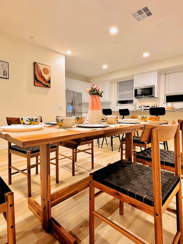 New Designer 4br/4ba By Disney / King 11+/dog Ok - Irvine, CA