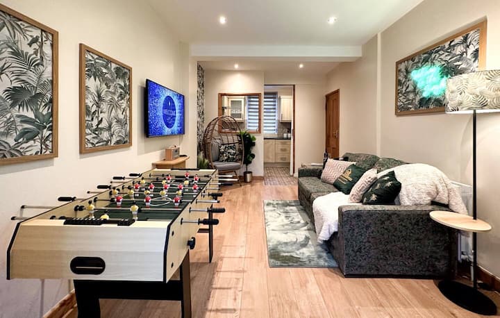 Joyful Jungle Jewel W/balcony & Foozeball-ferndale - South Wales