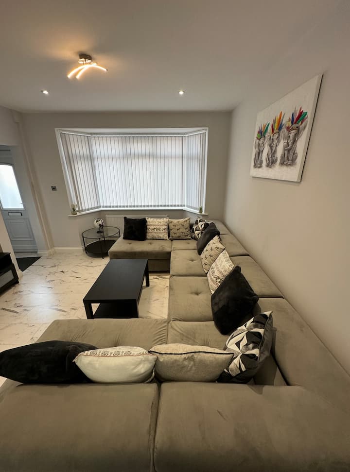Convenient + Modern 3 Bedroom W/ Street Parking - Leicester