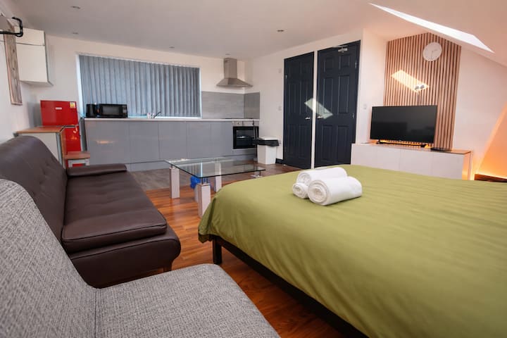 Top Floor Private Studio Room En-suite - Stoke-on-Trent
