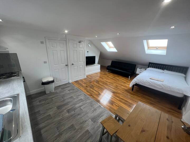 Studio Serenity: En-suite Comfort With Kitchenette - Stoke-on-Trent