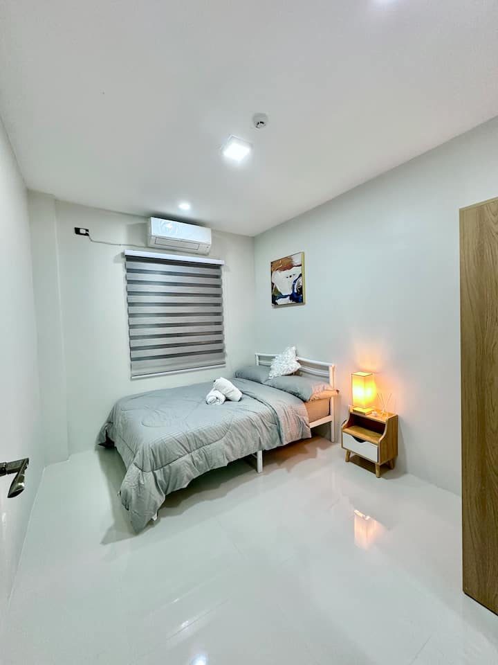 Modern Cozy Apartment 3 - Netflix & Free Parking - Angeles