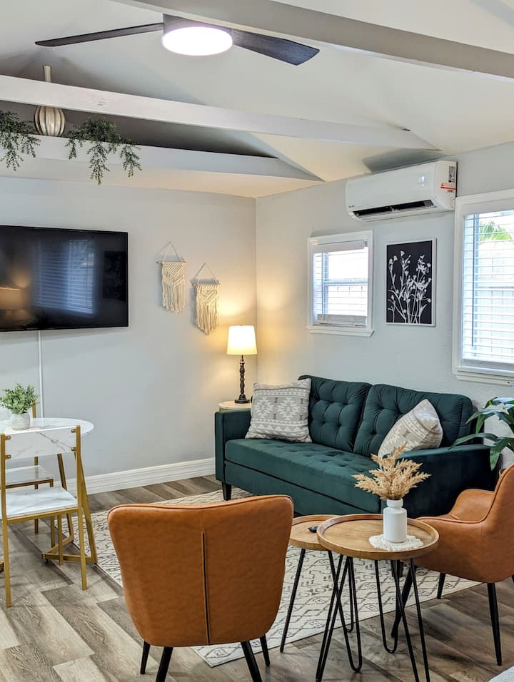 Stylish Bungalow ~10 Min To Beautiful  Beaches - St. Pete Beach, FL