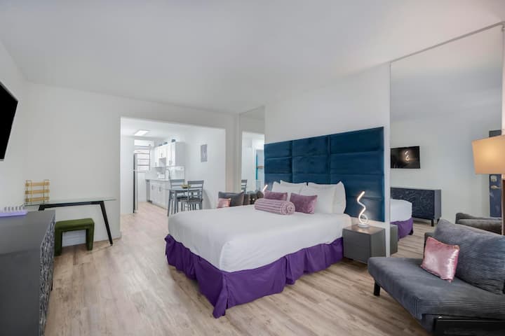 Renovated Large Studio 3 Min From The Beach! - Miami Beach, FL