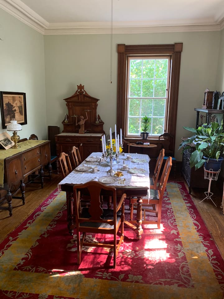 Historic 1819 Farmhouse B&b North Room Queen Bed - Niagara-on-the-Lake