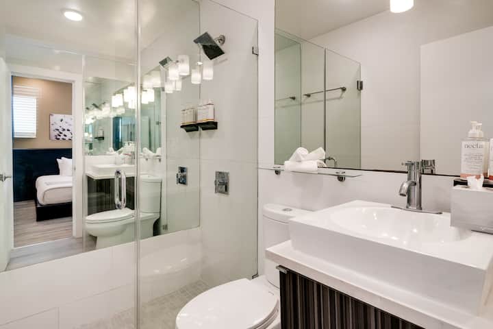 Miami Beach Chic Room On Famous Collins Ave - Miami Beach, FL