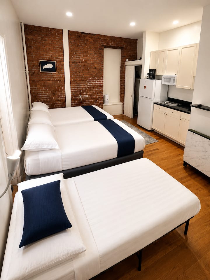 Family Studio/ No Window By Empire State Building - New York