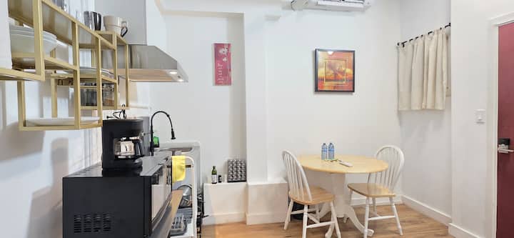 Chagga- 1br Clean-quiet Aptmt-location-rain Shower - Windsor, ON, Canada