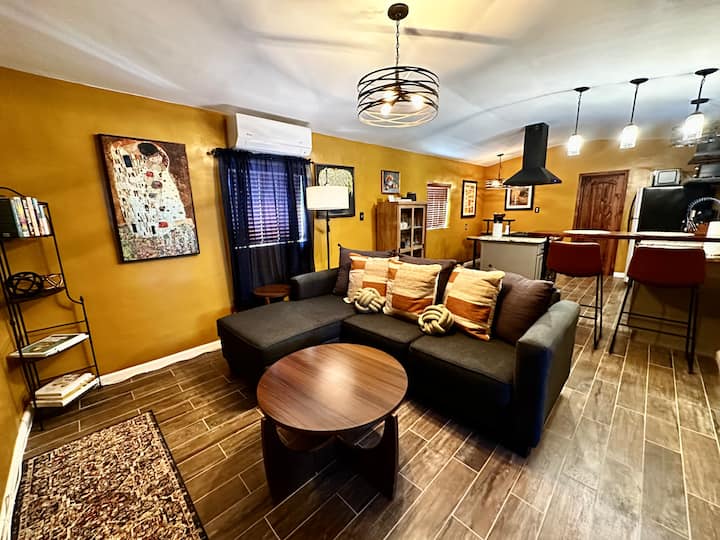 The Moonlight. Near Old Town, Downtown - Albuquerque, NM