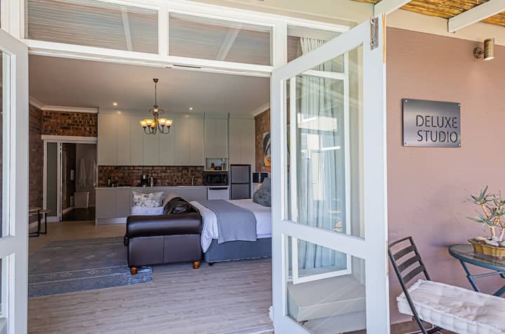 Deluxe Spacious Air-conditioned King Suite - Langebaan