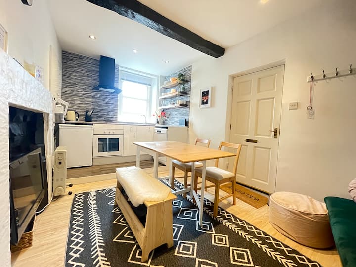 Quirky 2 Bedroom Bolt-hole, Central Penrith - Howtown