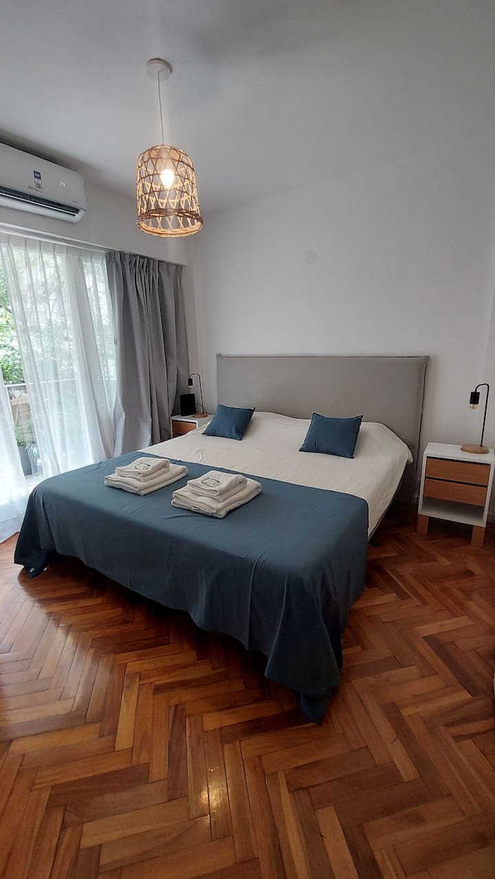 Bello Y Cálido Departamento Con Balcón En Recoleta - Recoleta, Argentina