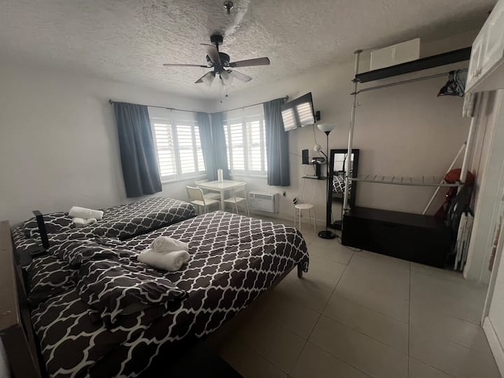 Studio Next To Beach For 3 - Miami Beach, FL