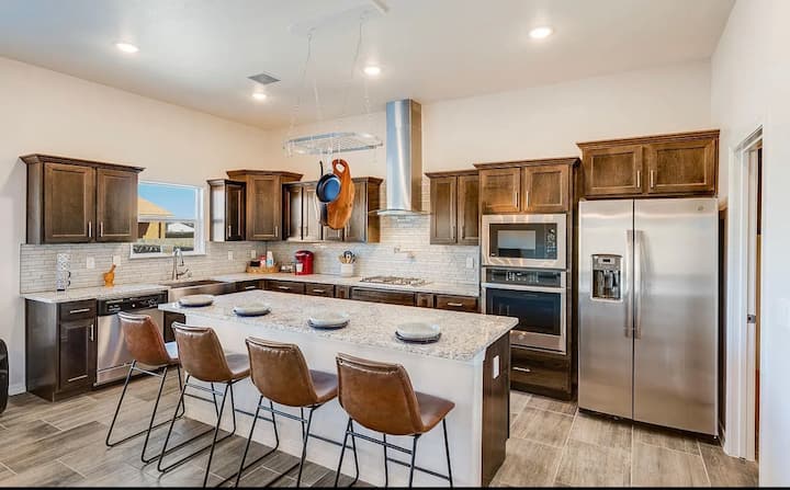 Large Group Getaway! 5 Bed 3.5 Bath Brand New - El Paso, TX