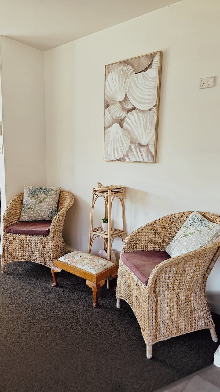 The Beach Apartment 
Private Beach Access - Picton