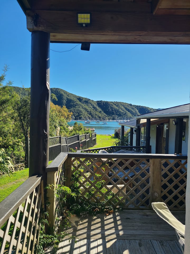 The Beach Apartment 
Private Beach Access - New Zealand