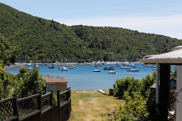 The Beach Apartment 
Private Beach Access - Picton