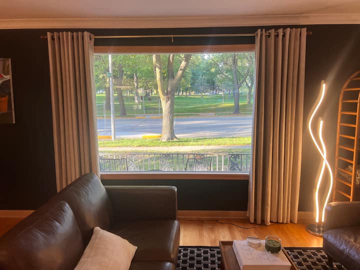 Quincy Estate | Fireplace | Park View | Sleeps 10+ - Milwaukee