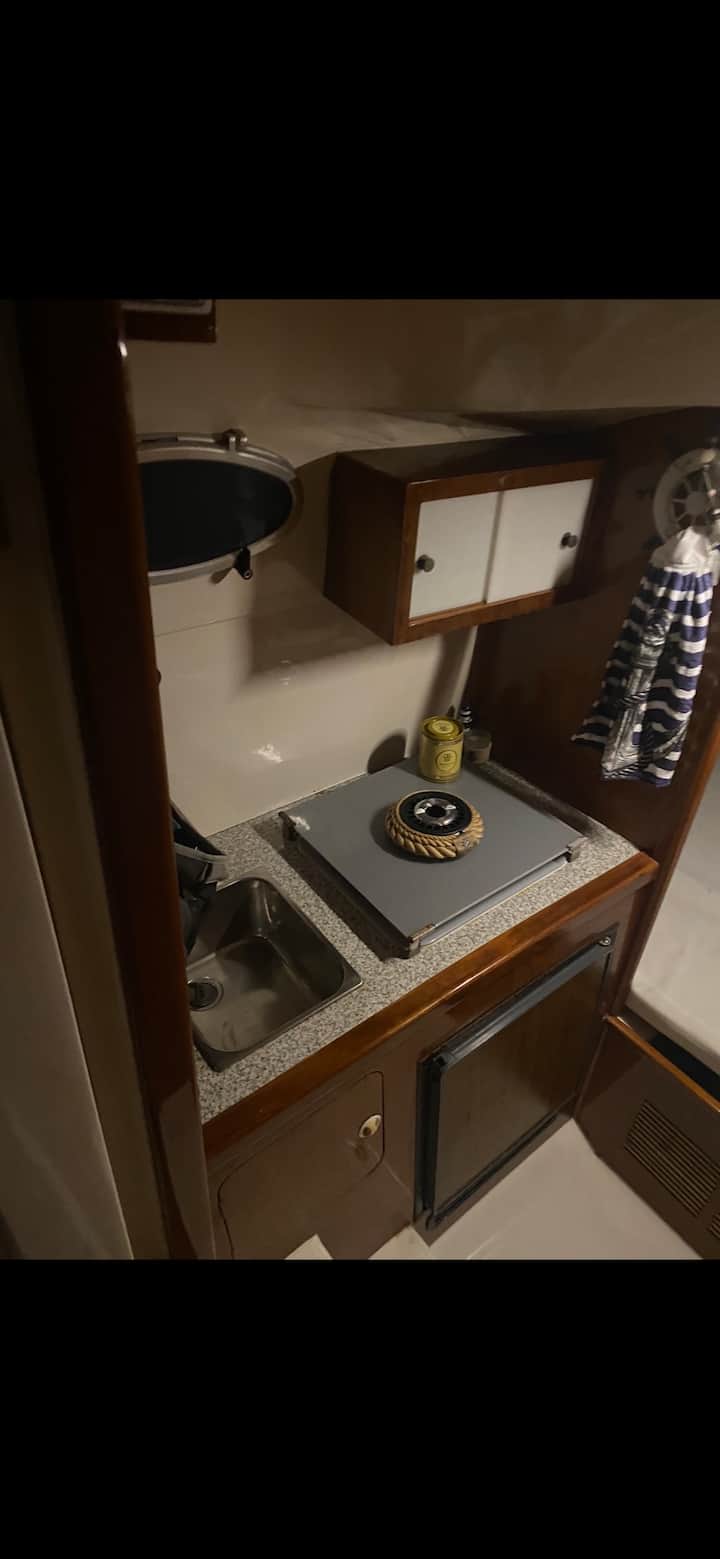 Cozy And Comfortable Boat Room - Abu Dhabi