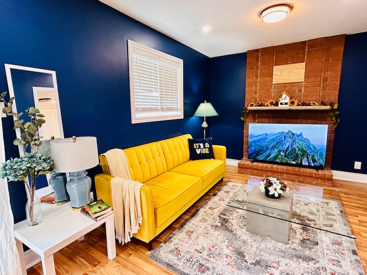 Cozy & Spacious Blue Suite With Access To Patio - Ajax