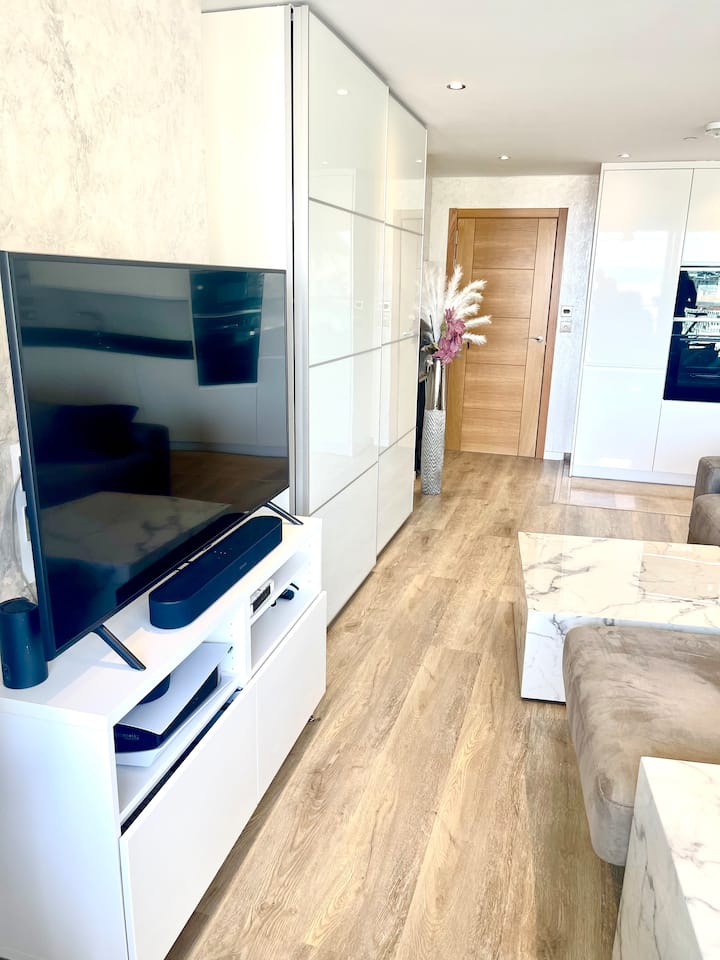 • 2br Ocean Village | Modern •Pools •Amazing Views - 直布羅陀