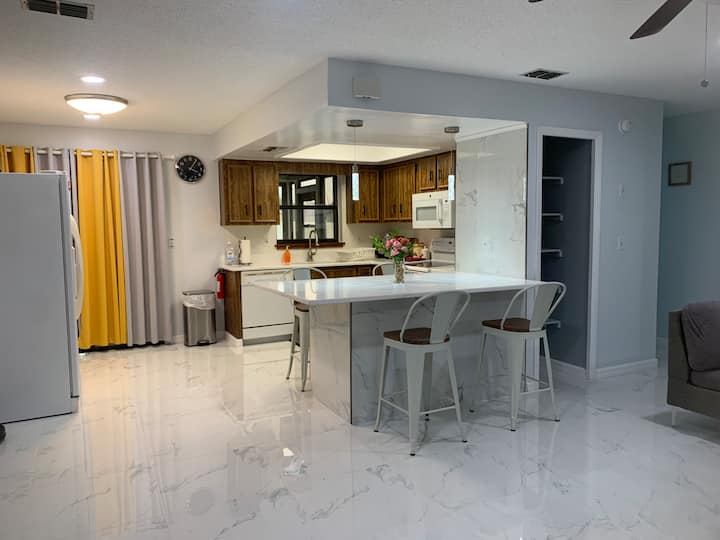 Sunshine In Orlando - Fully Equipped Home - Orlando, FL