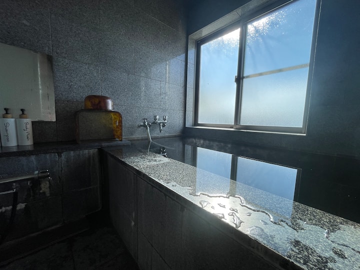 立石公園すぐ近く‼️/温泉付き/車移動の旅向けのお宿/
1日1組限定/窓から諏訪湖一望のロケーション - Matsumoto