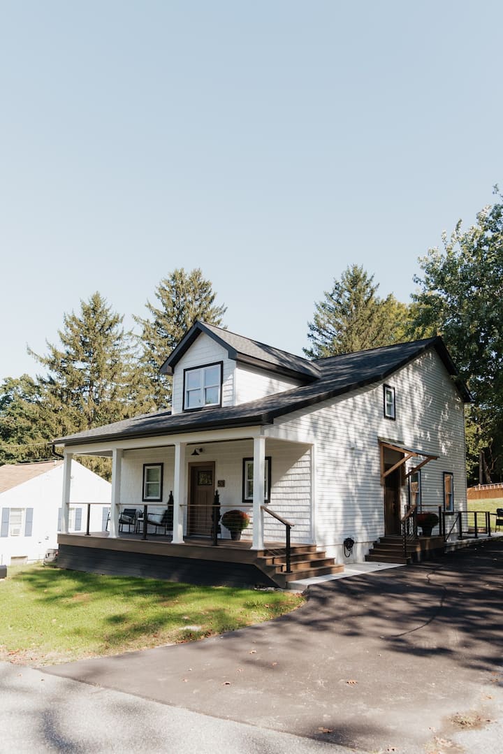 Modern Lancaster Home W/ Hot Tub - Lancaster, PA