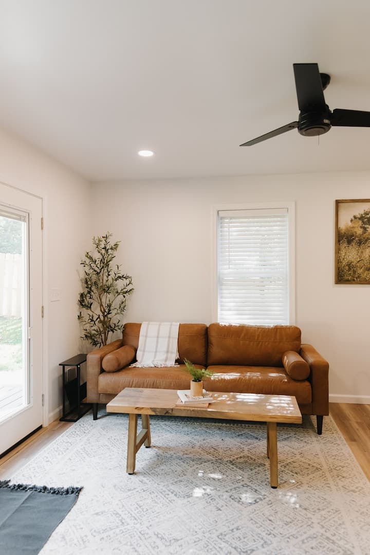 Modern Lancaster Home W/ Hot Tub - ランカスター, PA