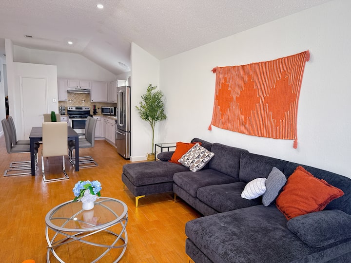 Charming Home W King Bed | Pets Friendly! Location - Grand Prairie, TX